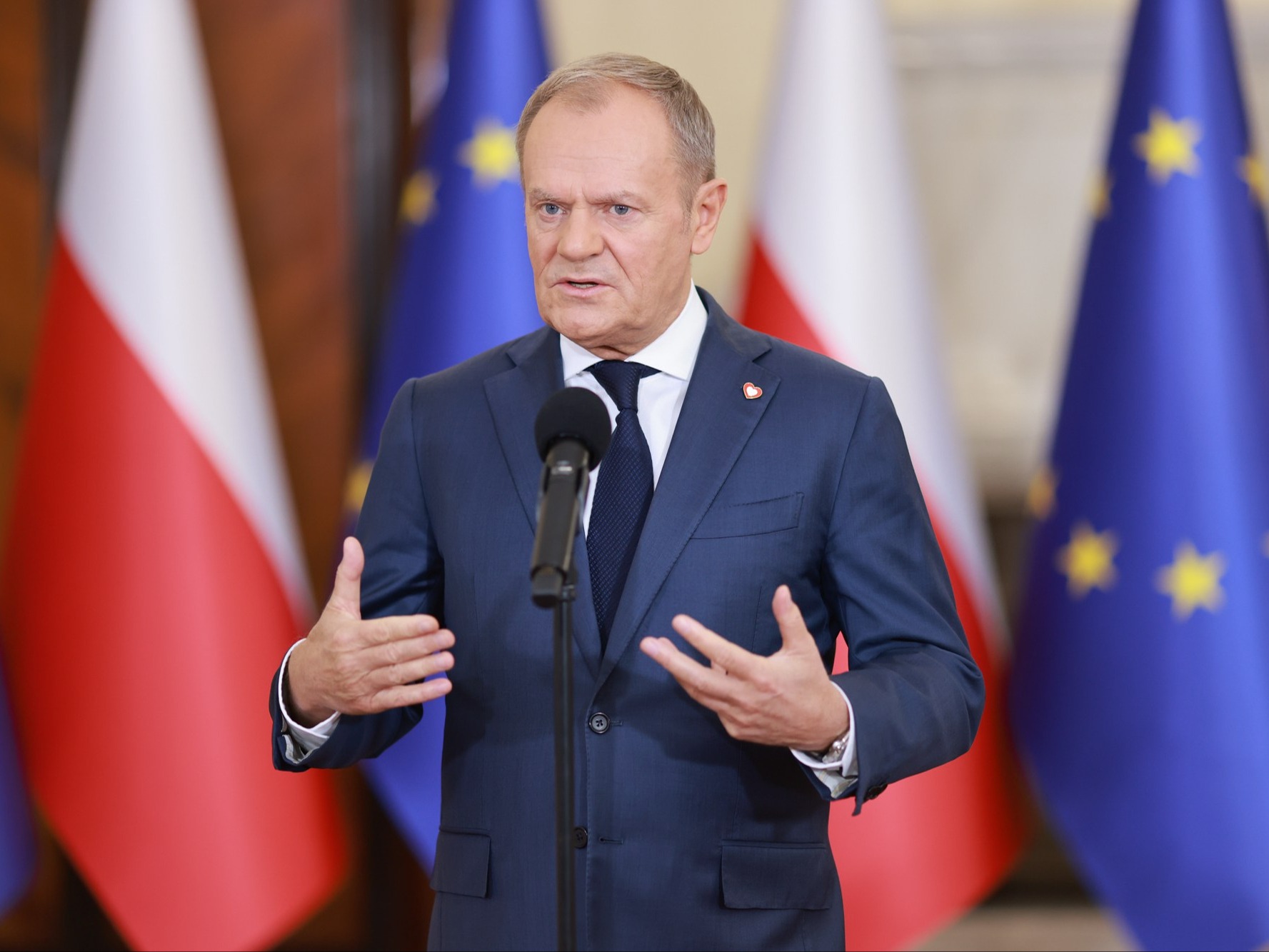 Tusk obiecał, że Polska nie przyjmie imigrantów. Jest pierwsza reakcja KE