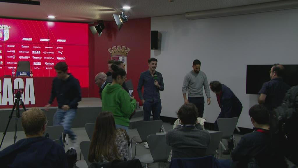 Amorim termina a conferência em inglês e junta-se aos jornalistas Amorim termina a conferência em inglês e junta-se aos jornalistas