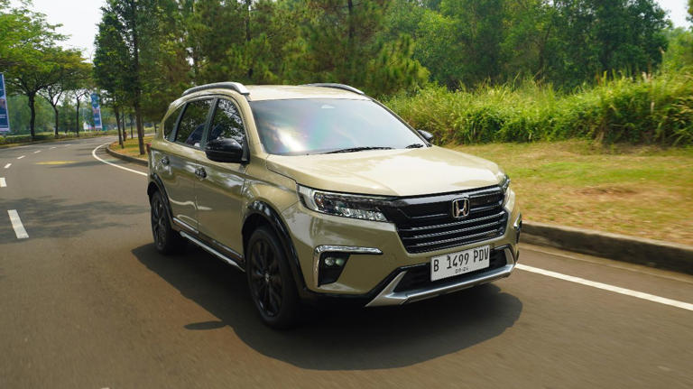 Irit dan canggih, Toyota Veloz Hybrid berpotensi goyang beberapa model ini