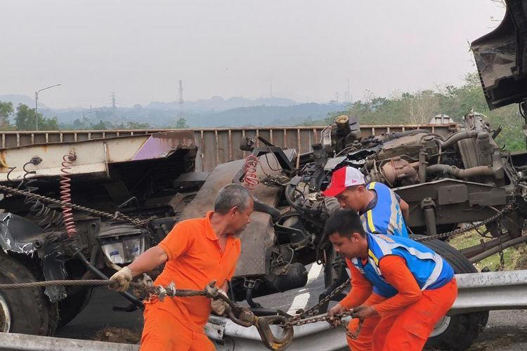 Terungkap Sosok Sopir Truk yang Diduga Jadi Penyebab Kecelakaan di Tol ... Terungkap Sosok Sopir Truk yang Diduga Jadi Penyebab Kecelakaan di Tol ...
