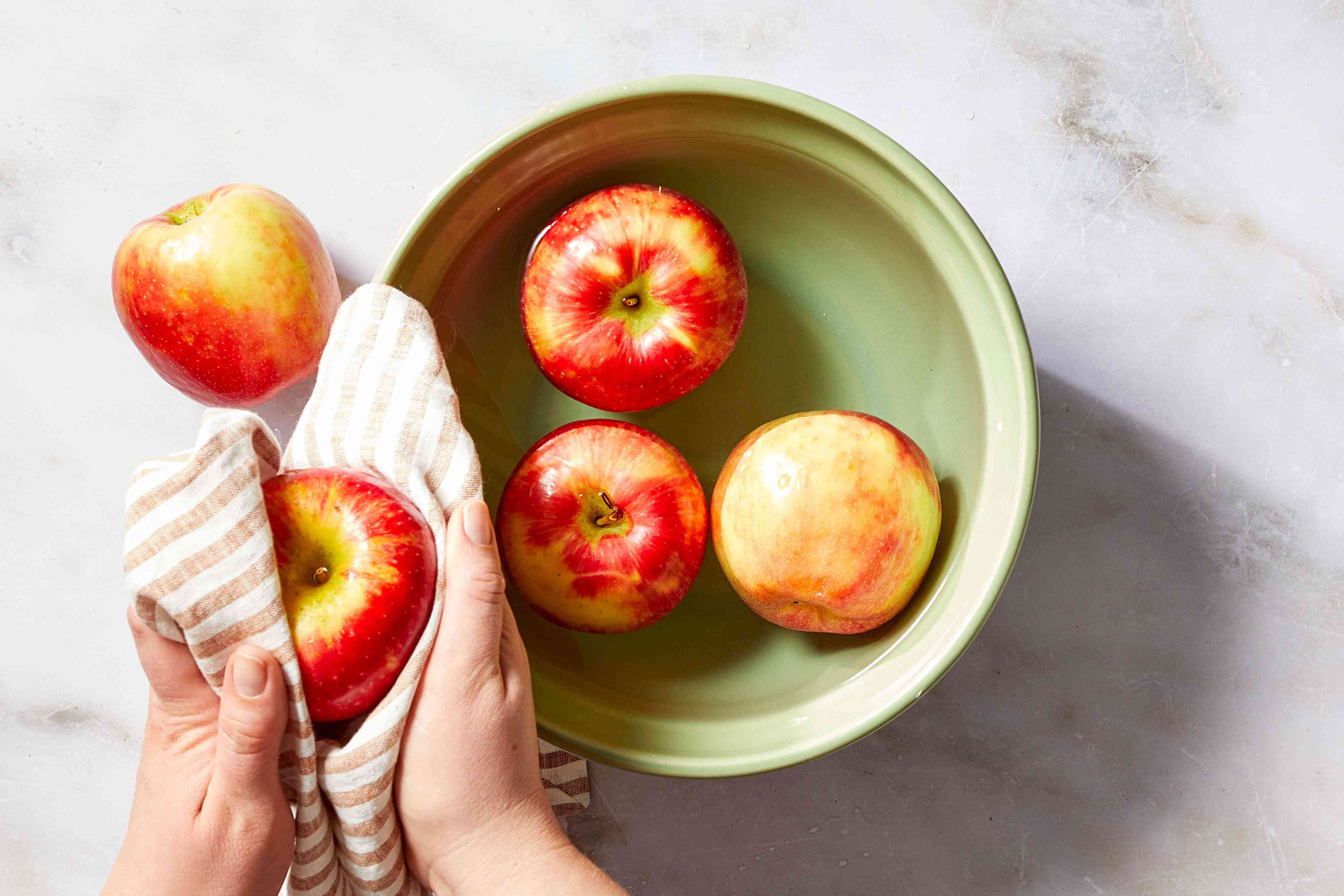 How to Wash Apples to Clean Off Dirt and Pesticides, According to Science
