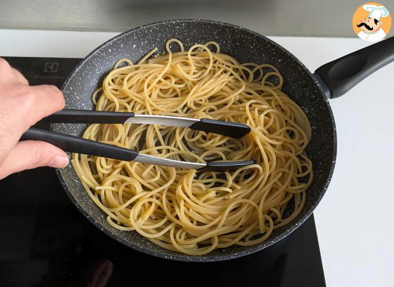 Spaghetti cacio e pepe: 3 ingredients, an explosion of flavor!
