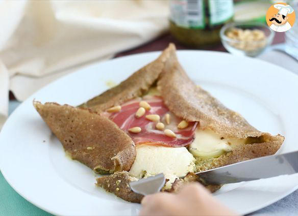 Crepe salgado à italiana (molho pesto e mozzarella)
