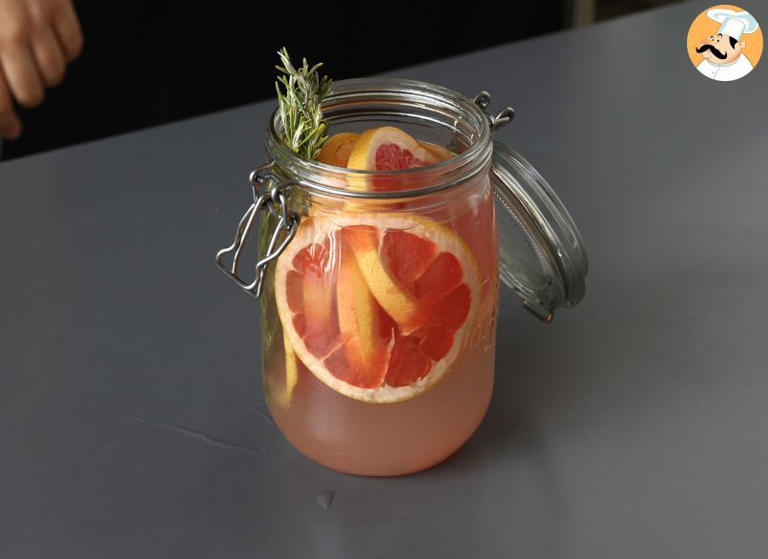 Grapefruit and rosemary flavored water: the detox drink without added sugar