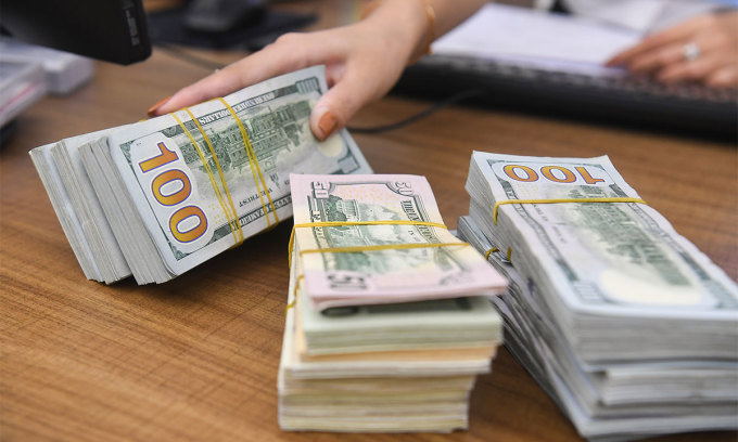 Dollar dips against dong, hovers near 3-month high globally Dollar dips against dong, hovers near 3-month high globally