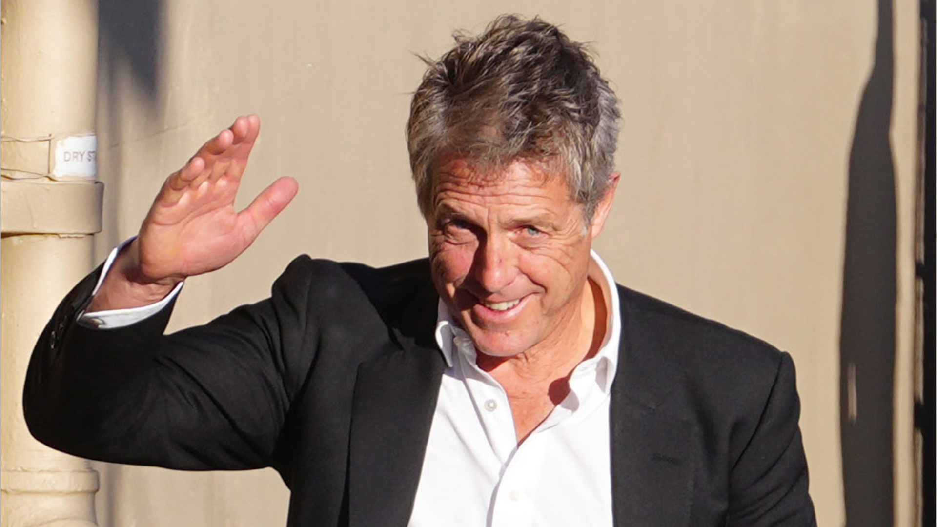 Hugh Grant recounts drunken night with Travis Kelce Hugh Grant recounts drunken night with Travis Kelce