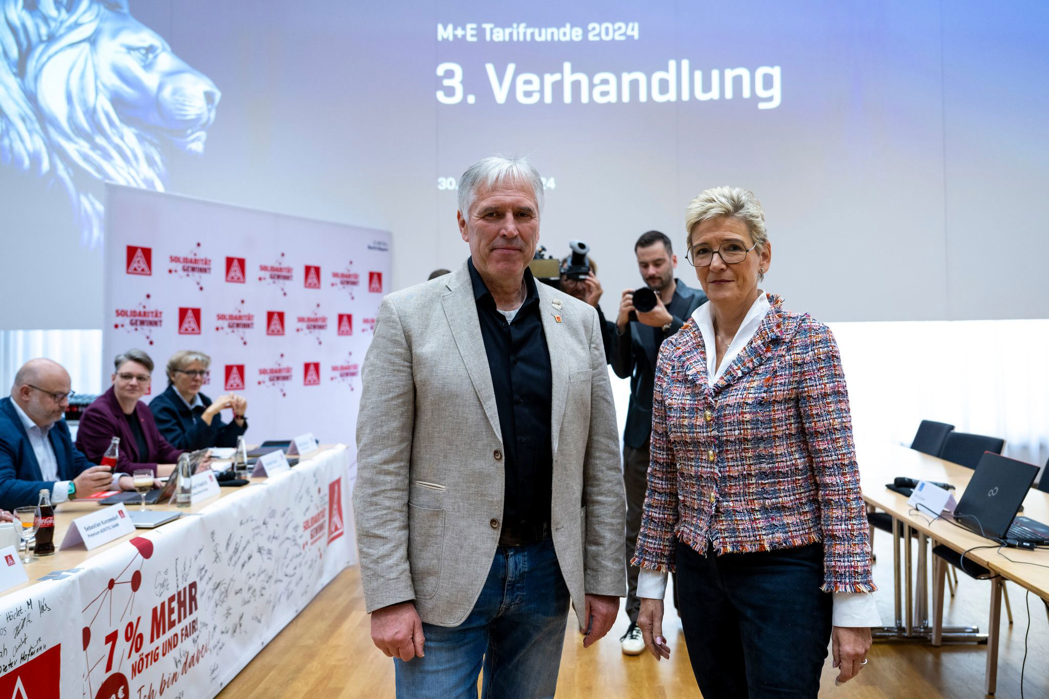 Weitere Warnstreiks und Verhandlungen bei Metallern Weitere Warnstreiks und Verhandlungen bei Metallern
