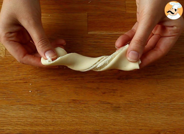 Cheese twists with cheese and parsley: the must-have appetizer