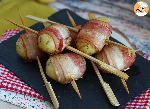 Brochettes apéritives de pommes de terre et poitrine fumée