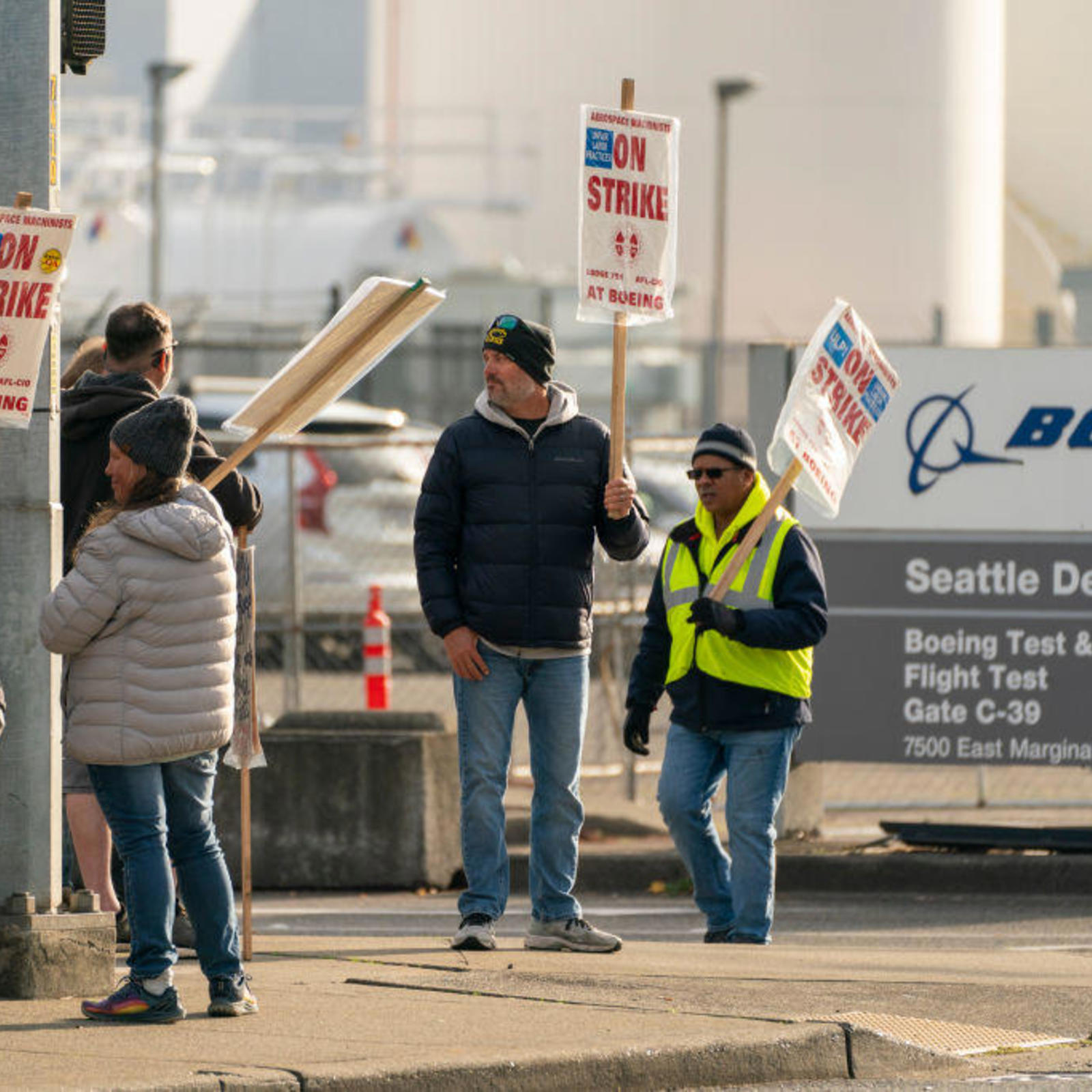 Boeing machinists' union leaders back new contract, call for Monday vote Boeing machinists' union leaders back new contract, call for Monday vote