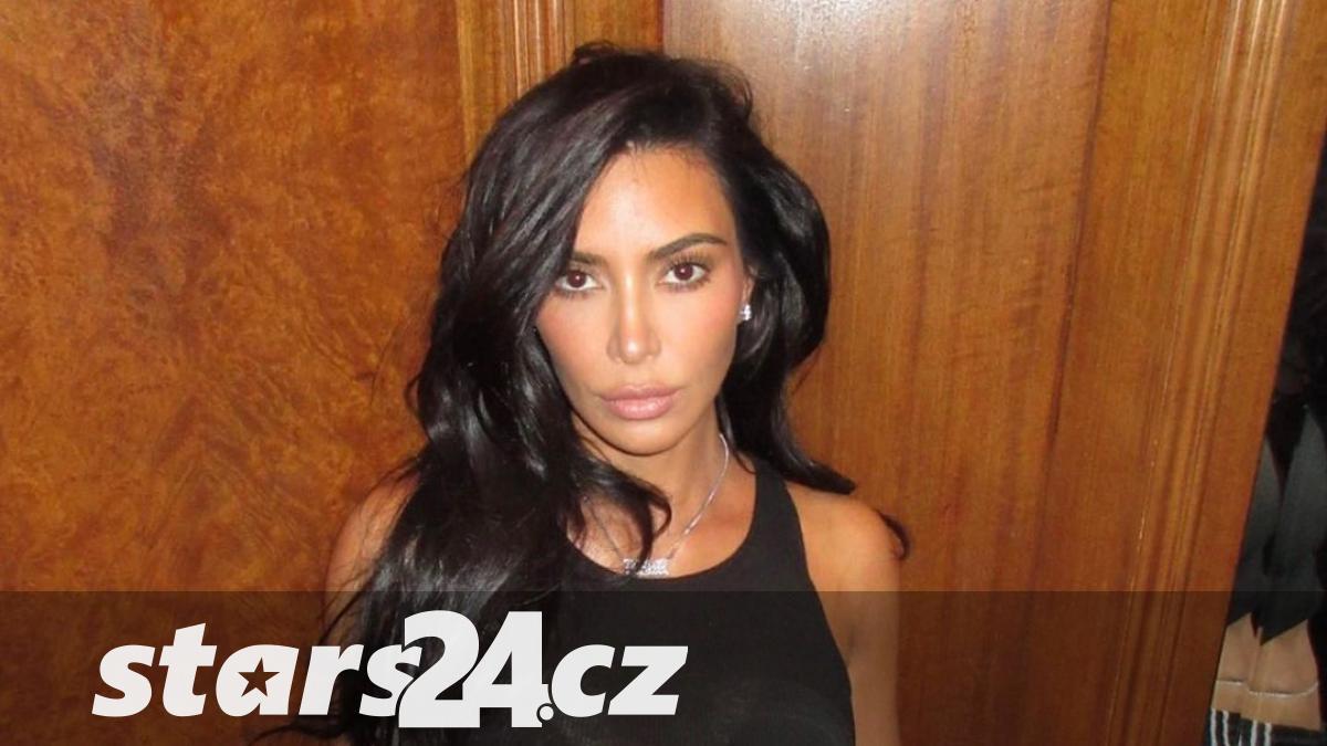 Obří večírky jsou ty tam. Kim Kardashian dala letos o Vánocích přednost ...