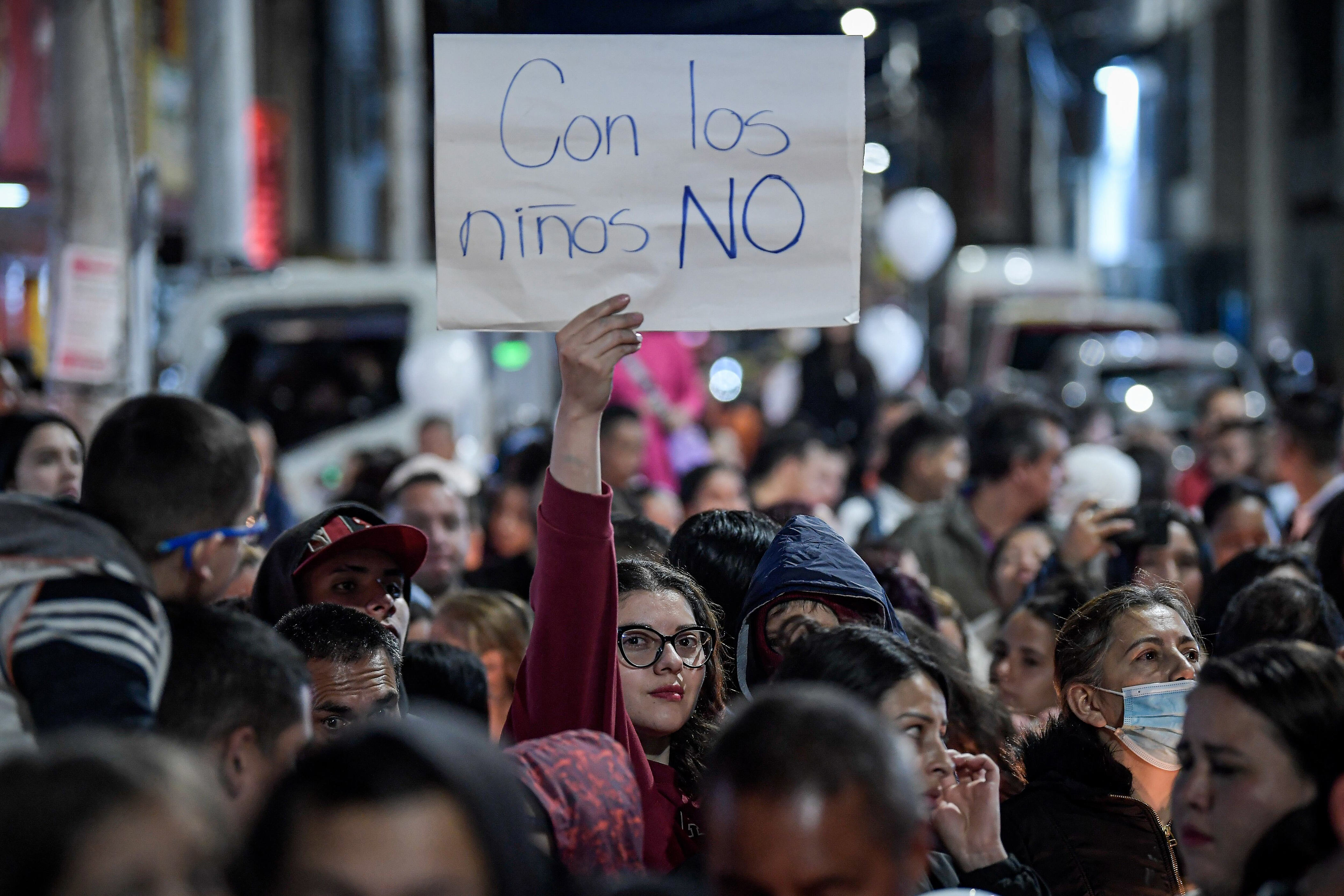 Anuncian recompensa por información del hombre que maltrató a una niña ...