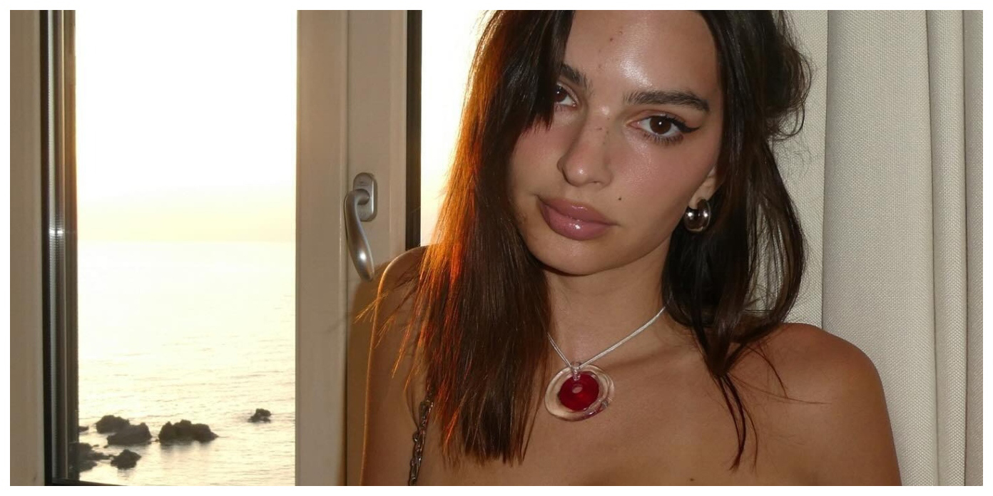 Emily Ratajkowski porte la mini robe la plus littéraire : une page de ... Emily Ratajkowski porte la mini robe la plus littéraire : une page de ...