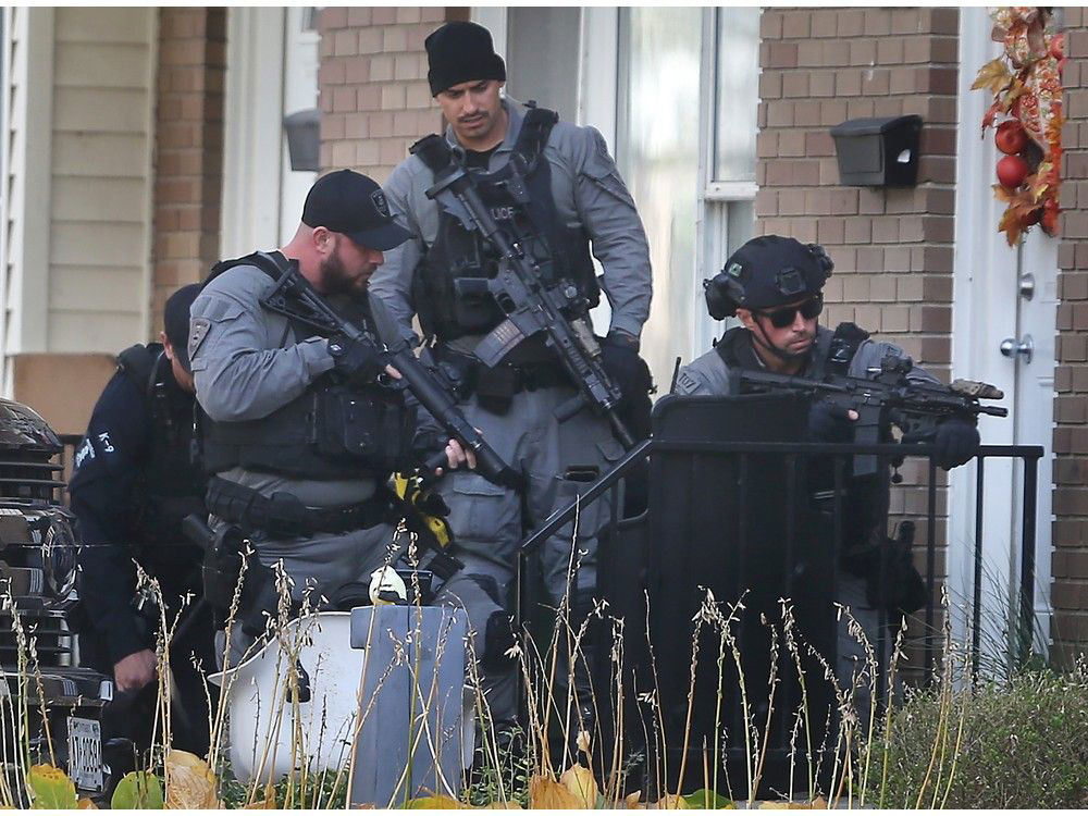 Heavily armed Windsor police engaged in standoff with man in townhouse Heavily armed Windsor police engaged in standoff with man in townhouse