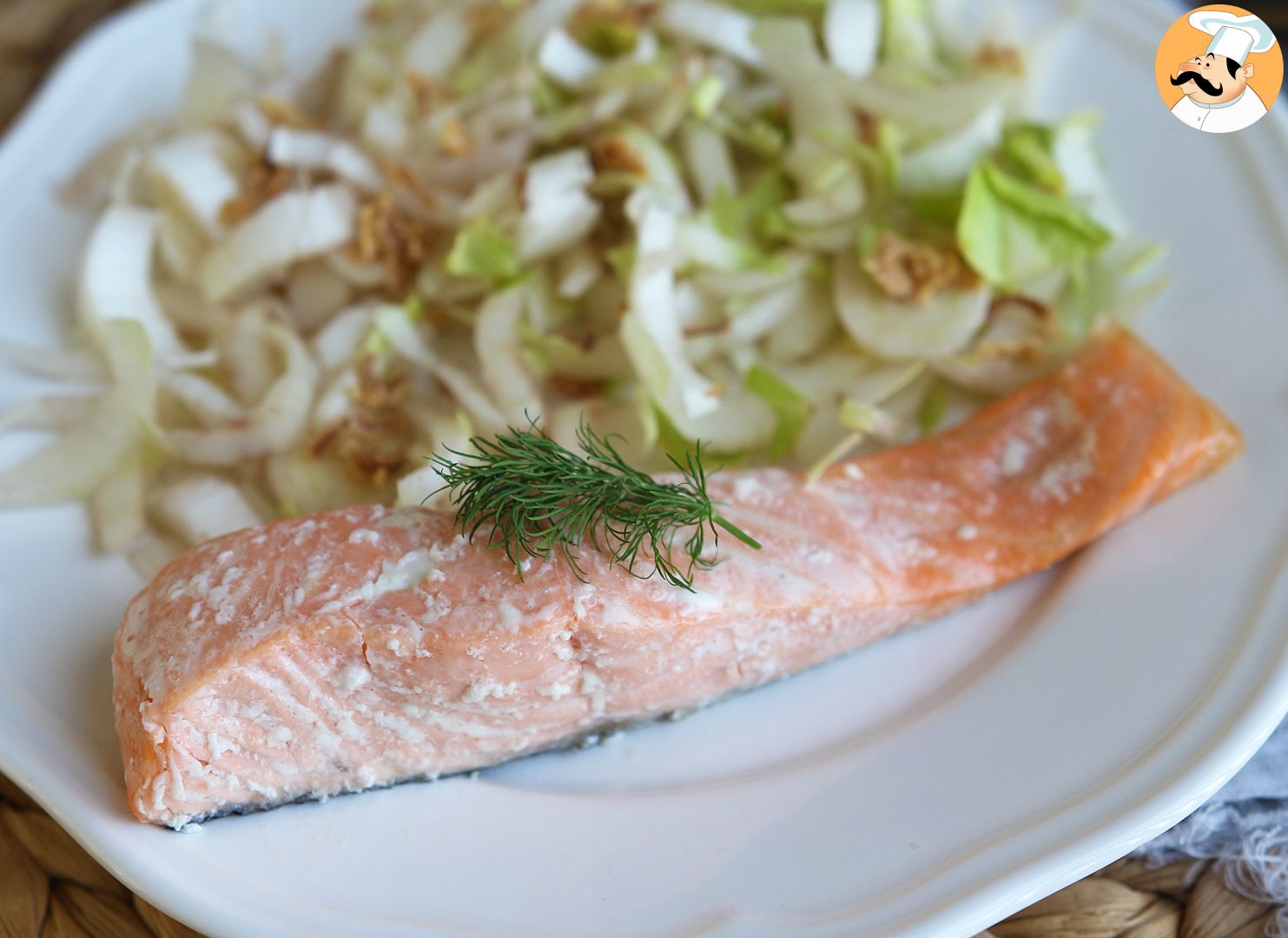 How to cook a salmon fillet in a pan?
