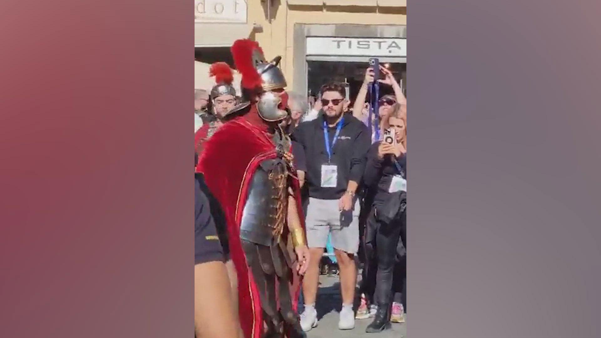 Totti sorprende en Roma vestido de Gladiador Totti sorprende en Roma vestido de Gladiador