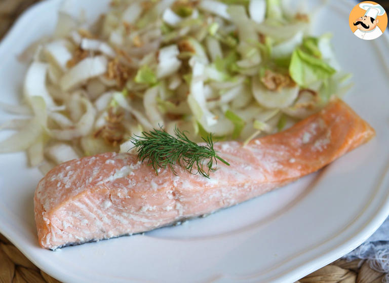 How to cook a salmon fillet in a pan?
