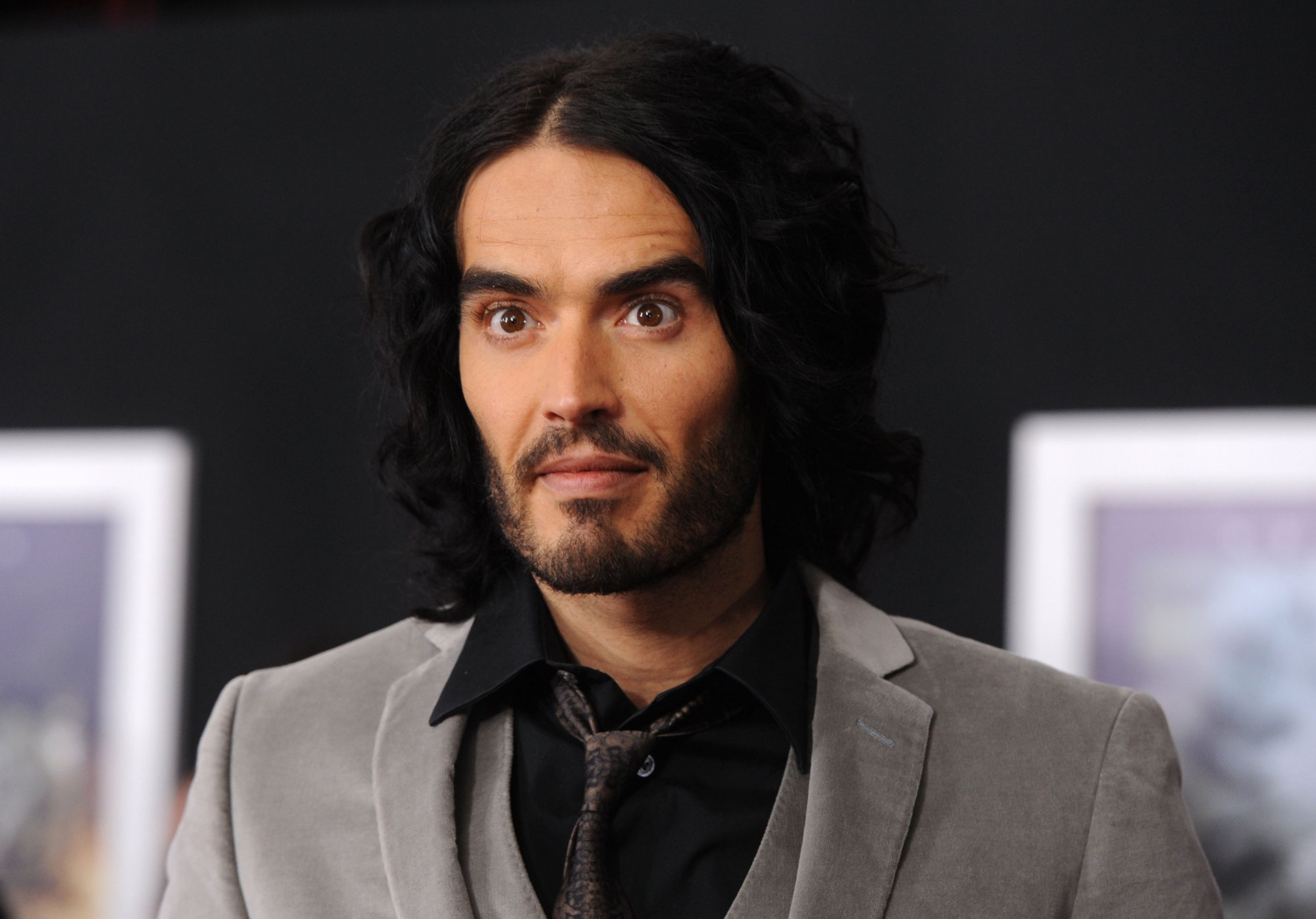 Warner Bros. komt met uren aan bewijsmateriaal van Russell Brand