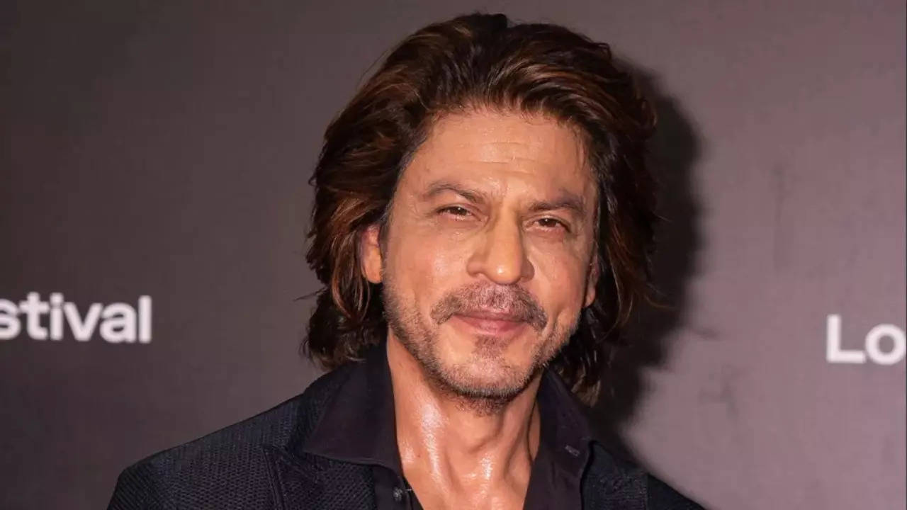 Shah Rukh Khan confirms quitting smoking on his 59th Birthday: . Shah Rukh Khan confirms quitting smoking on his 59th Birthday: .