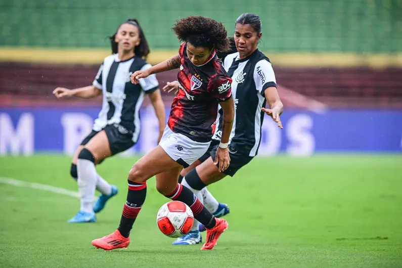 Corinthians vence São Paulo fora e larga em vantagem na semifinal Corinthians vence São Paulo fora e larga em vantagem na semifinal