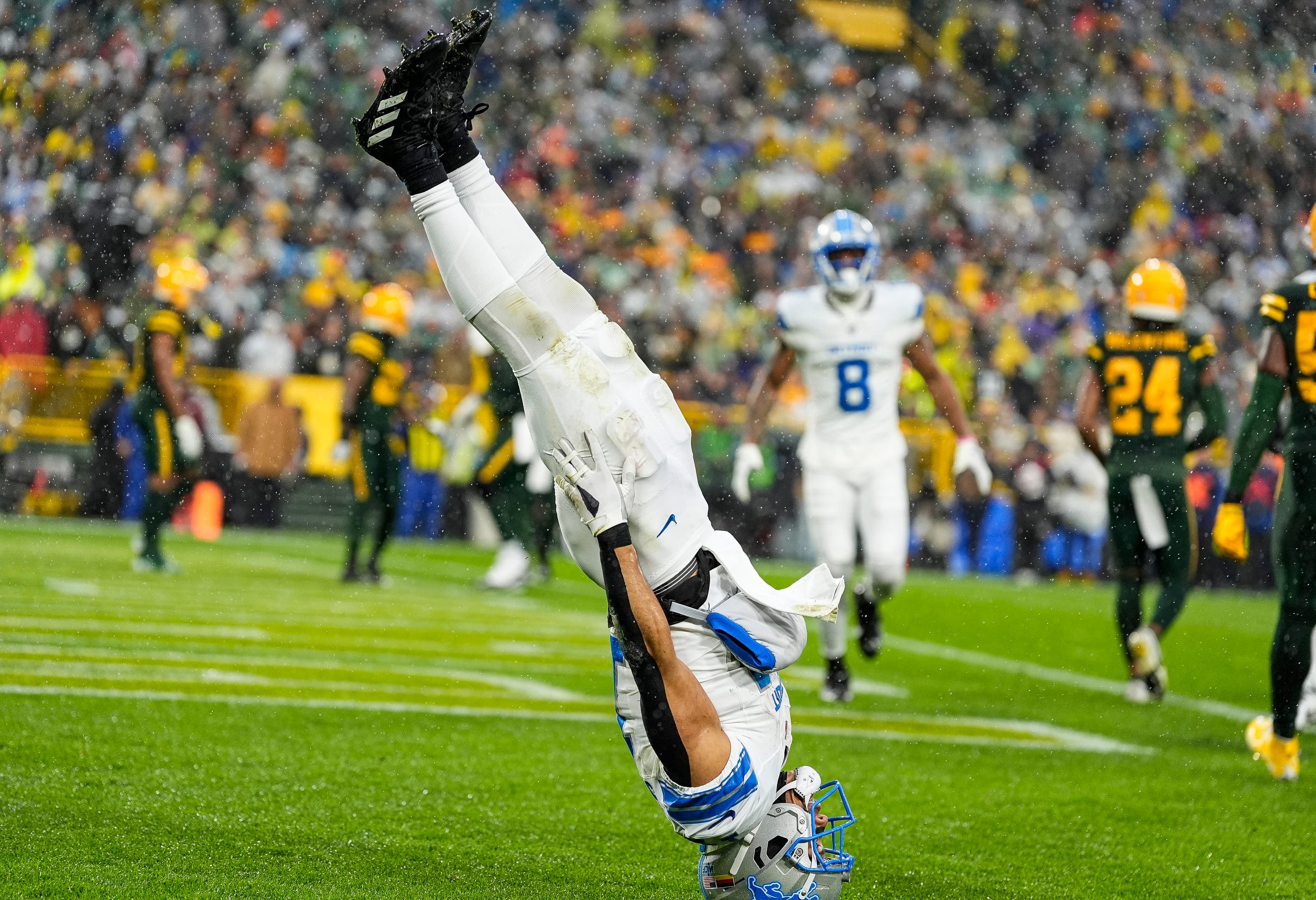 Amon-Ra St. Brown to give away tickets, visit Rochester bakery that ...