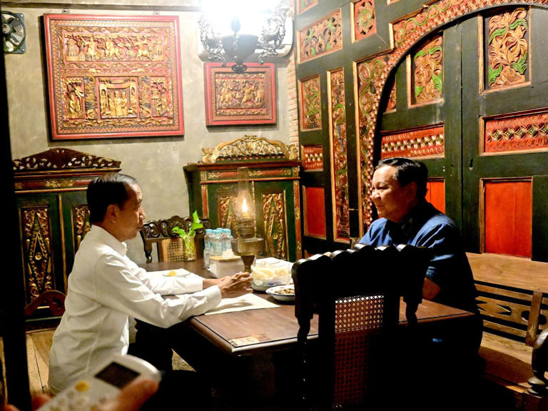 Jokowi & Prabowo Tetap Harmonis setelah Budi Arie Dipecat, Emrus Soroti Peran Gibran