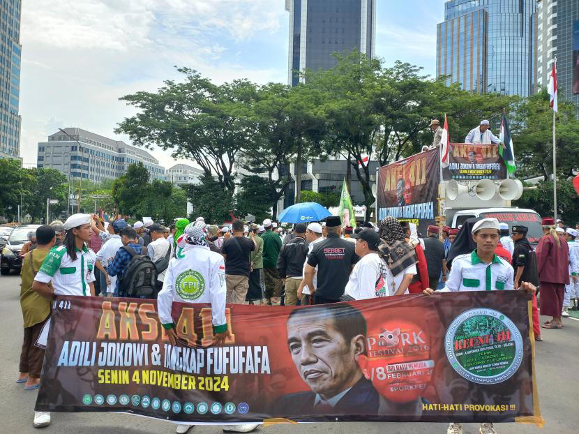 Aksi 411 di Patung Kuda, Massa Minta Adili Jokowi dan Tangkap Fufufafa Aksi 411 di Patung Kuda, Massa Minta Adili Jokowi dan Tangkap Fufufafa