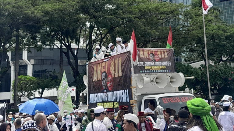 Tak Bisa ke Istana, Massa Aksi 411 Berorasi di Patung Kuda Tak Bisa ke Istana, Massa Aksi 411 Berorasi di Patung Kuda