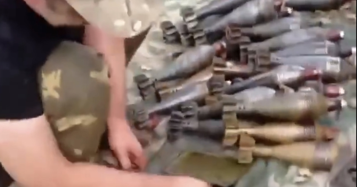 VIDEO: Russische Soldaten schrubben verzweifelt Rost von ... VIDEO: Russische Soldaten schrubben verzweifelt Rost von ...