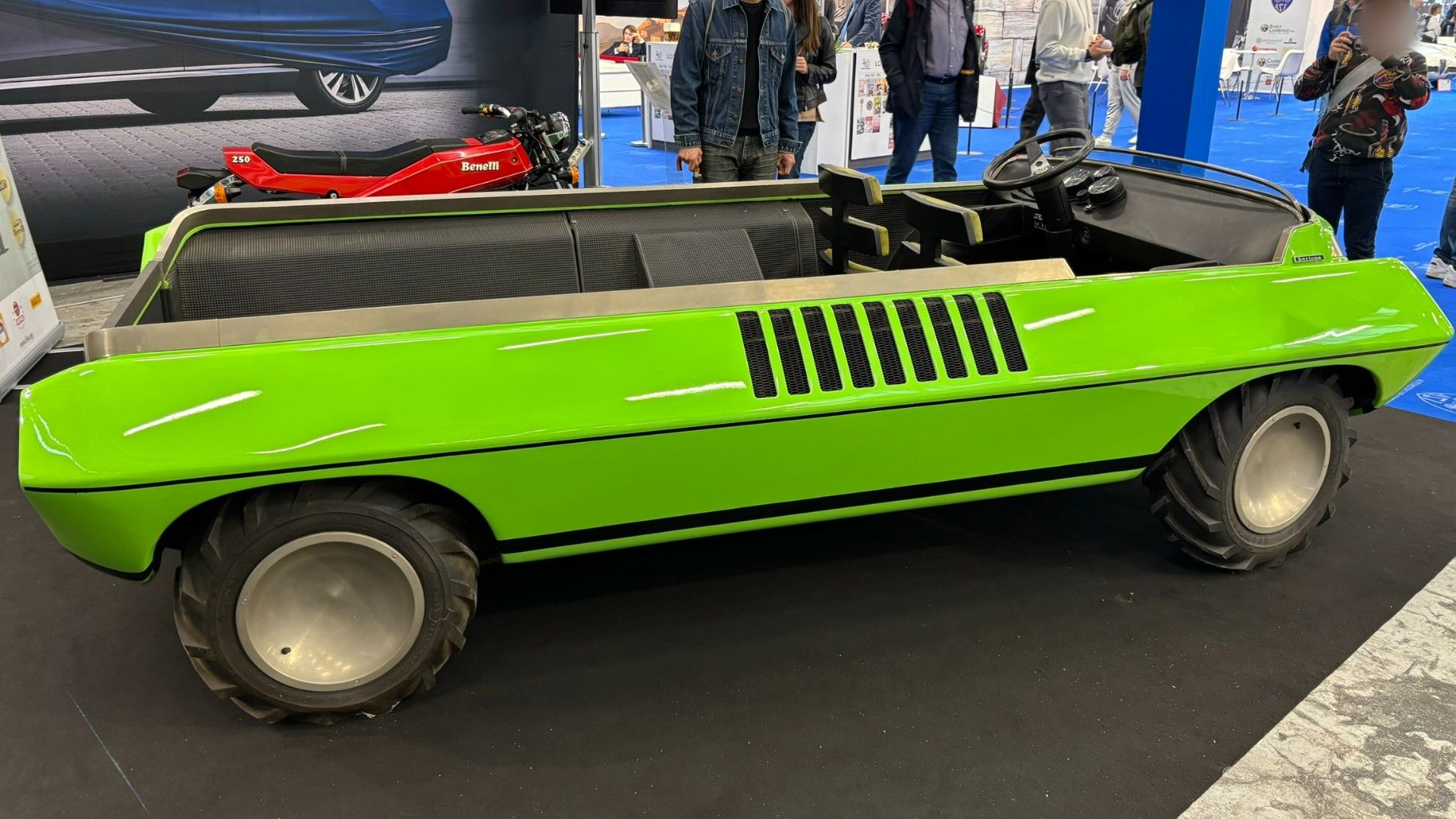 Suzuki Go: foto's van een merkwaardige auto die zijn tijd ver vooruit was