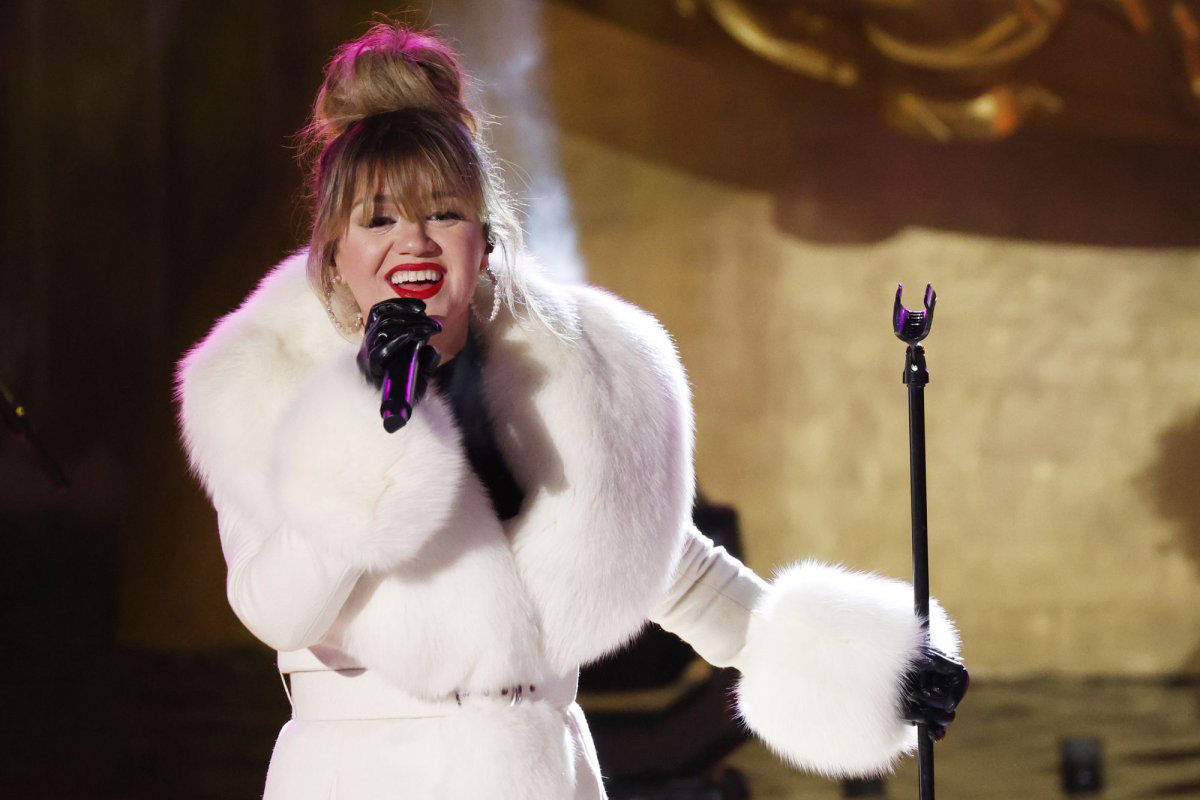 Kelly Clarkson to host NBC's Rockefeller Christmas Tree special Kelly Clarkson to host NBC's Rockefeller Christmas Tree special