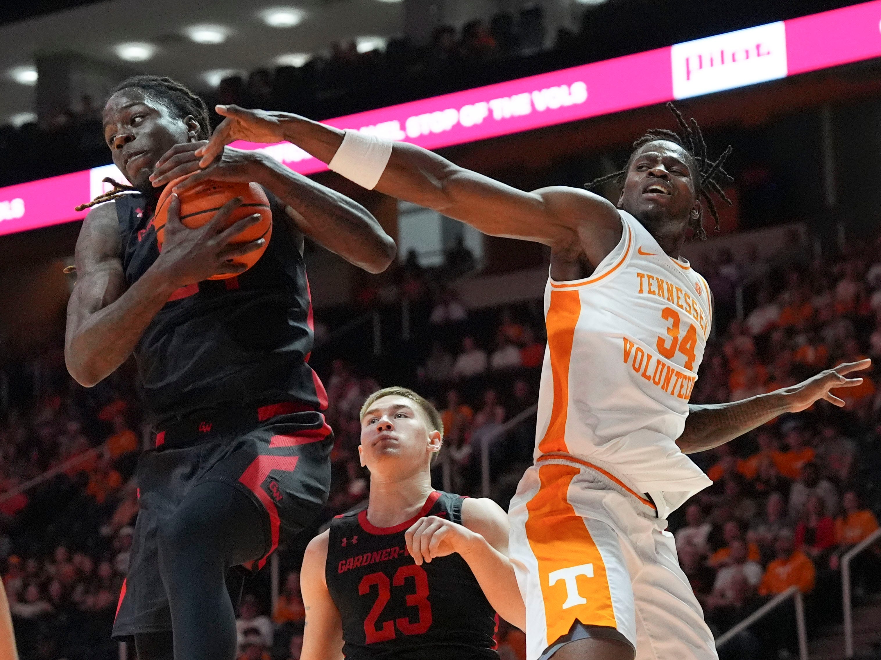 Felix Okpara battling hip pointer injury for Tennessee basketball