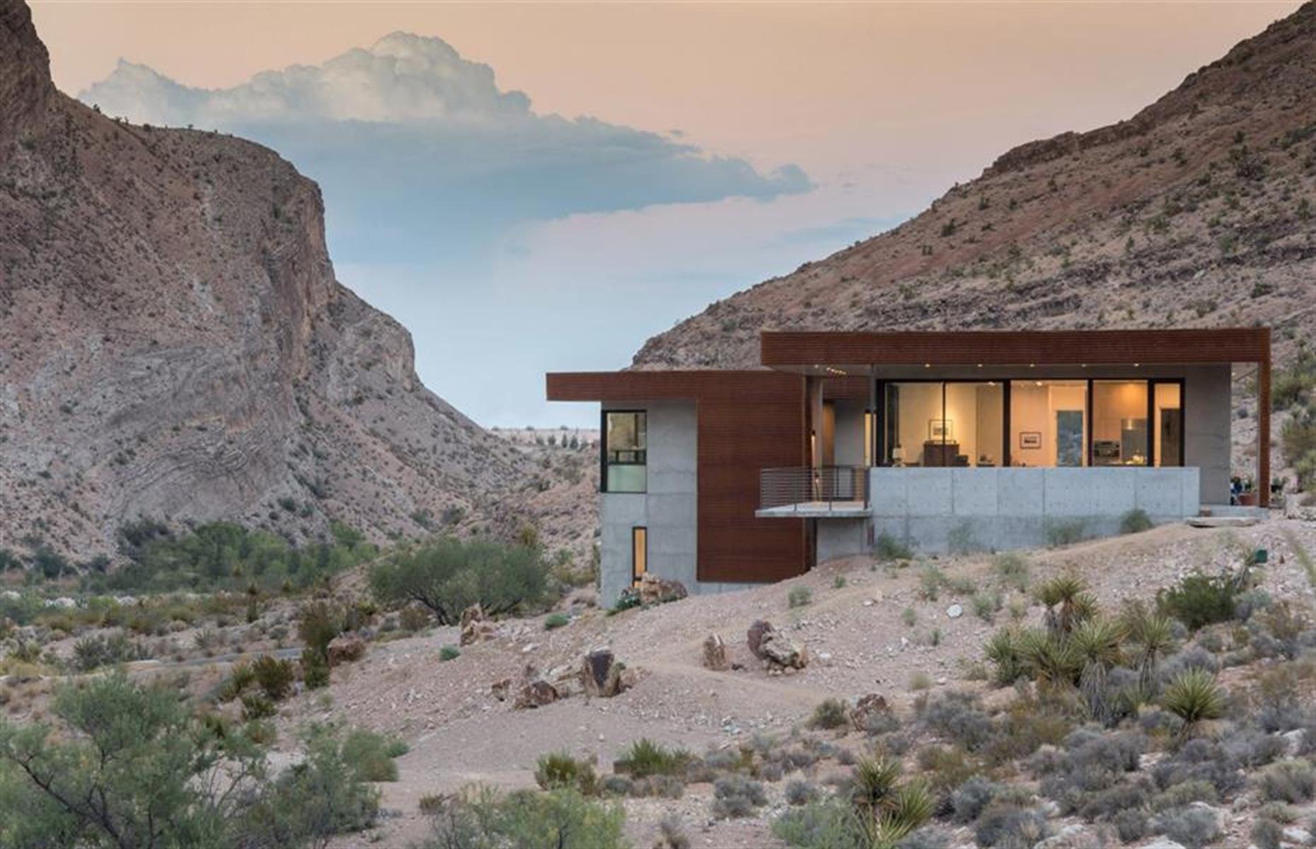 Explore these STUNNING desert homes around the world