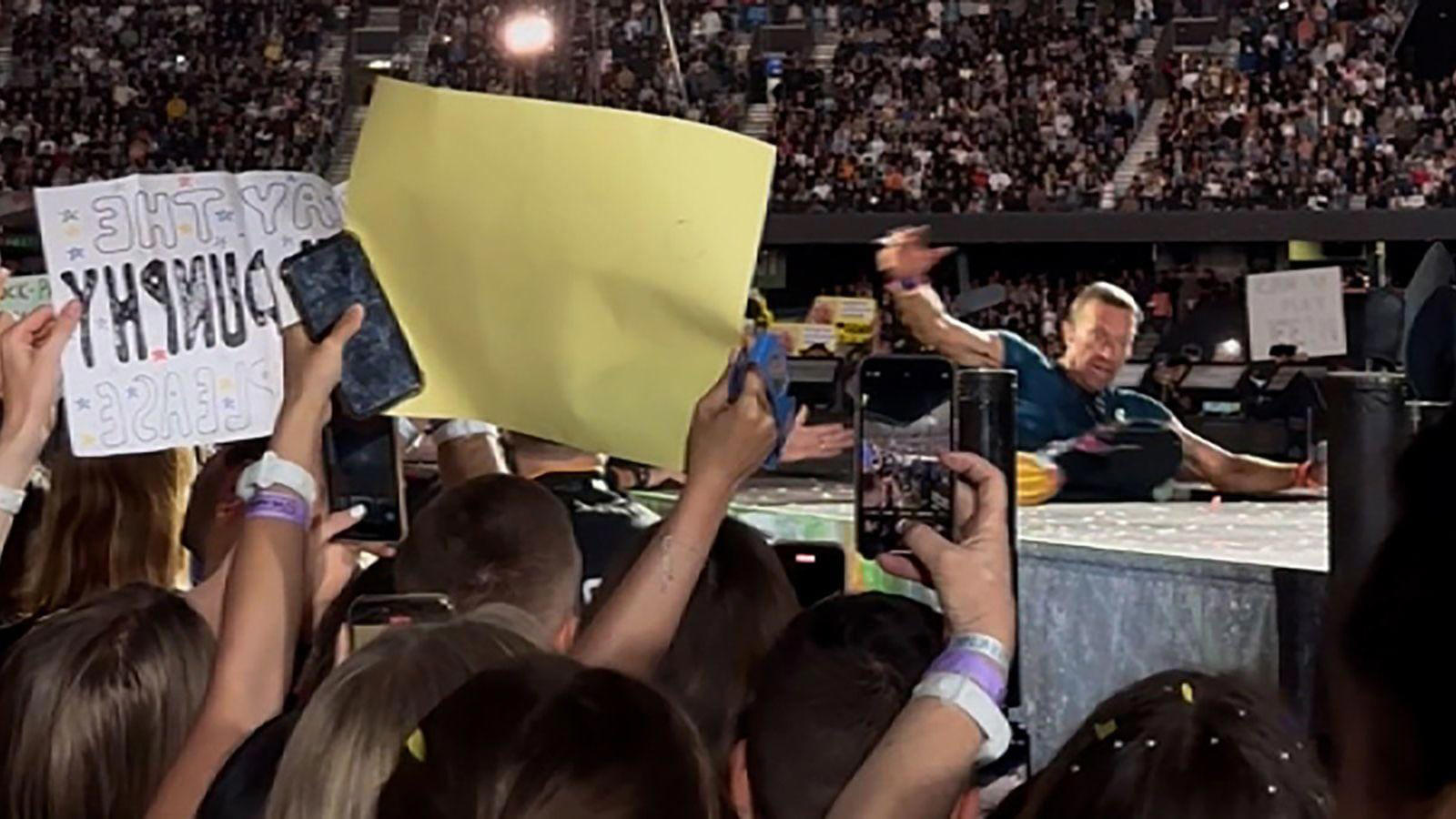 Chris Martin cai num buraco no palco durante concerto na Austrália Chris Martin cai num buraco no palco durante concerto na Austrália