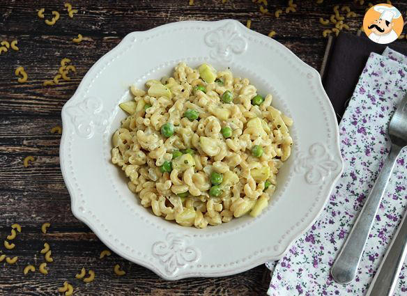 Pasta con calabacín, guisantes y queso, estilo risotto