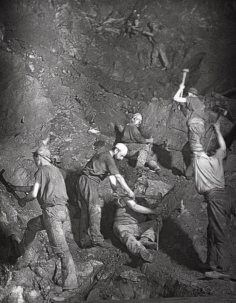 30 Old Black and White Photos of Men Working the Mines