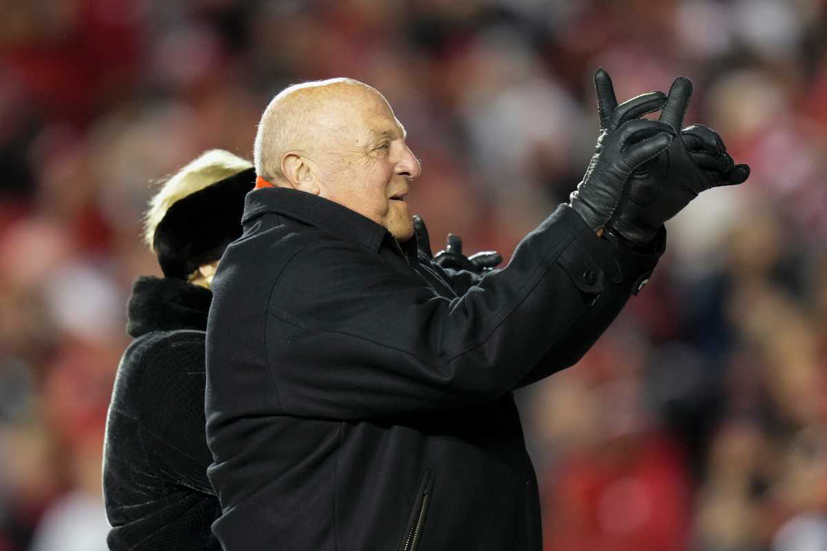 Barry Alvarez Gives 4-Word Response on the Badgers Offensive Identity Barry Alvarez Gives 4-Word Response on the Badgers Offensive Identity