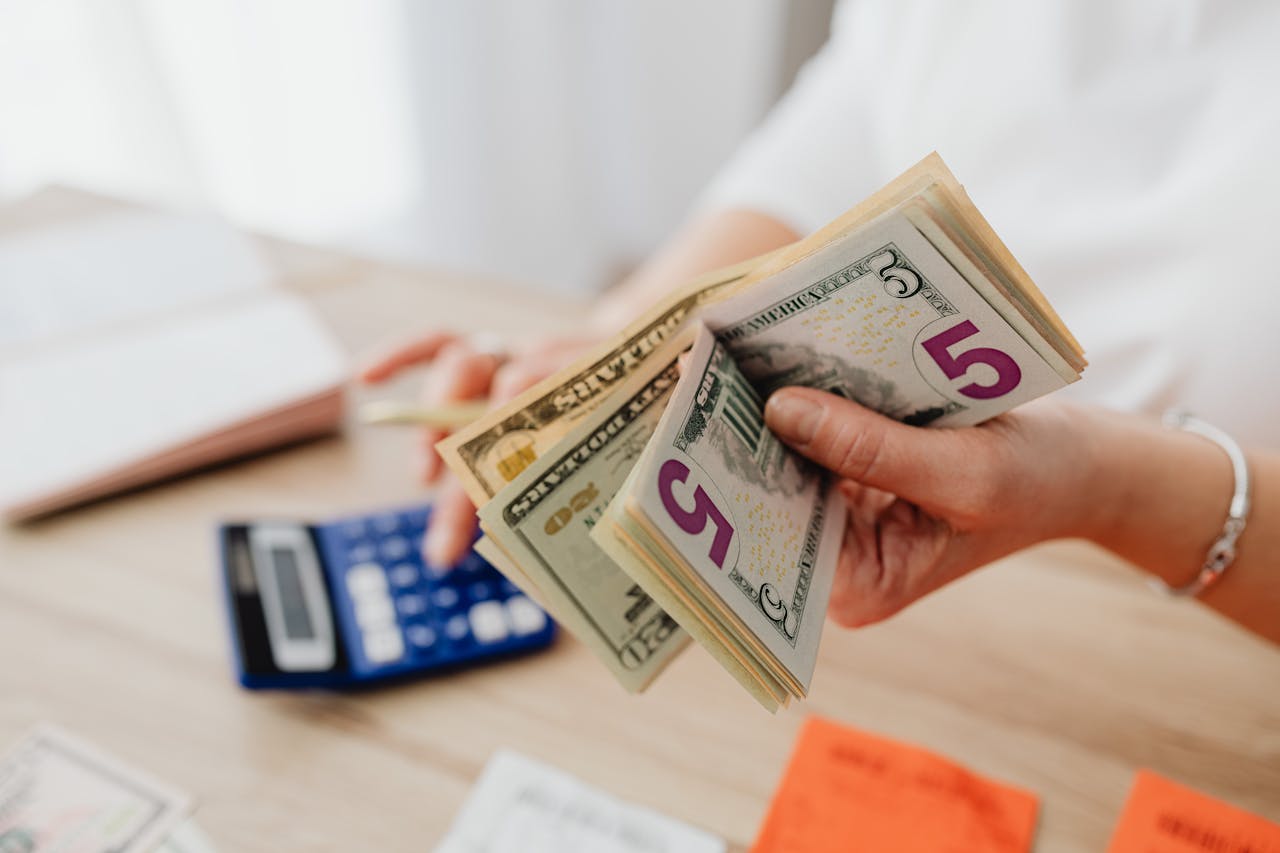 9 Reasons Why Using Cash Is Still the Smart Choice Today