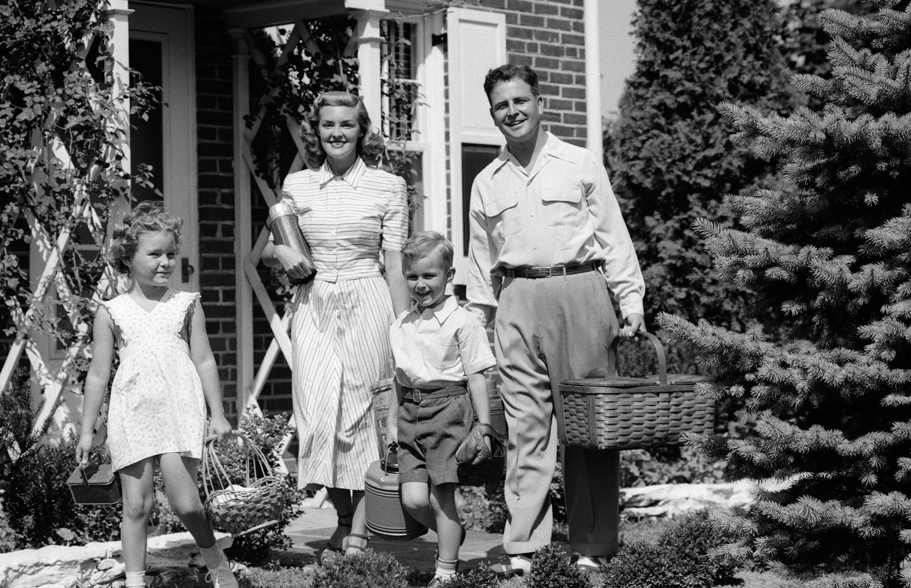 Vintage snapshots of 1950 American home life revealed