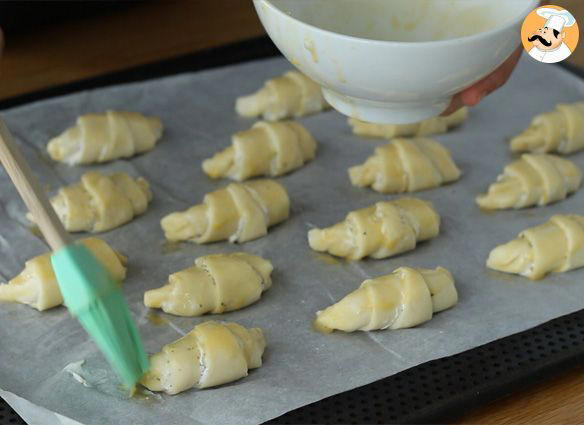 Puff pastry croissants with ham and cream cheese
