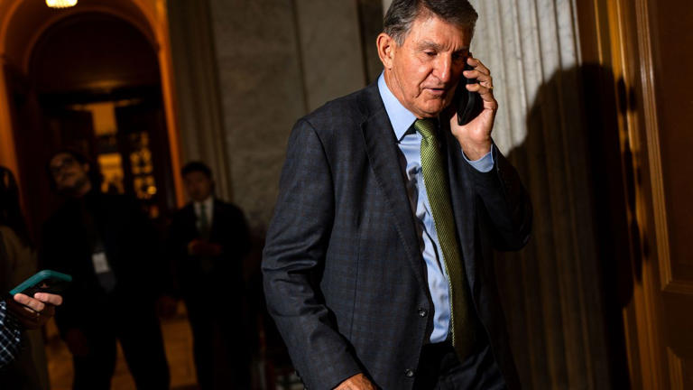 Scoop: Manchin signals willingness to back Biden's final push on judges Scoop: Manchin signals willingness to back Biden's final push on judges