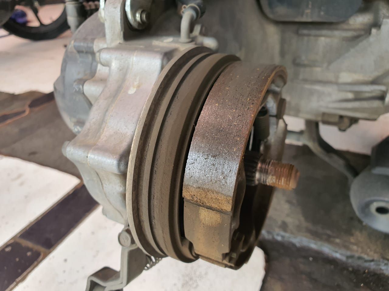 Ini Penyebab Rem Teromol di Motor Matic Berdecit dan Solusinya