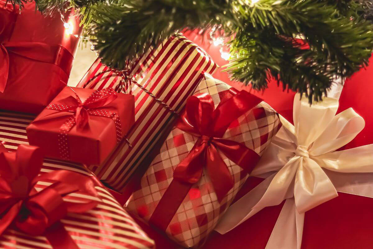 15 Brilliant Ways to Budget for Christmas Gifts on a Tight Income 15 Brilliant Ways to Budget for Christmas Gifts on a Tight Income