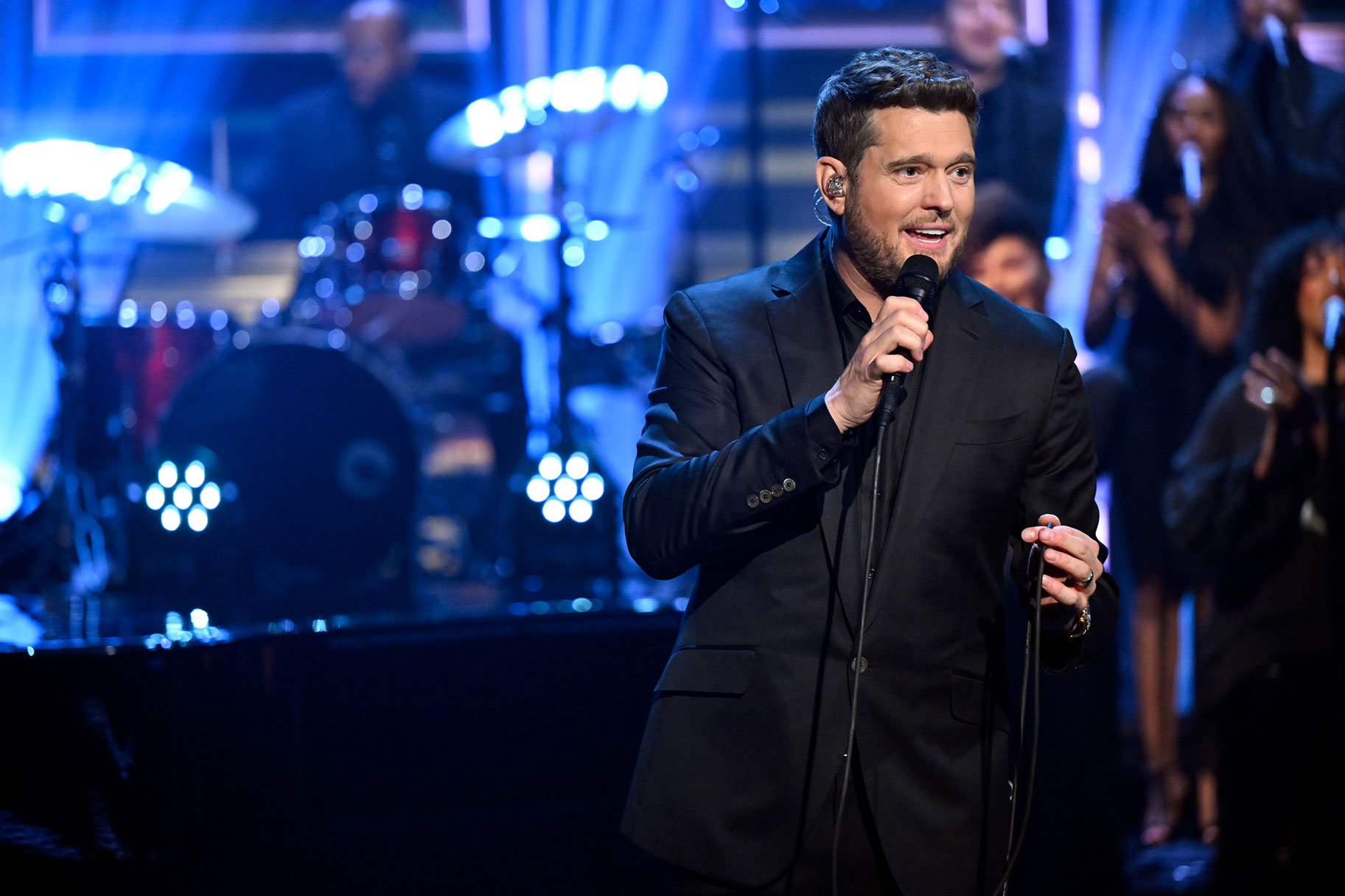 Michael Bublé Somehow Did an Elvis Kick While Singing a Frank Sinatra ...