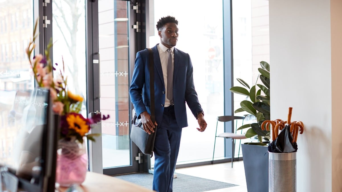 15 Sneaky Tricks Lazy Employees Use to Shine at Work