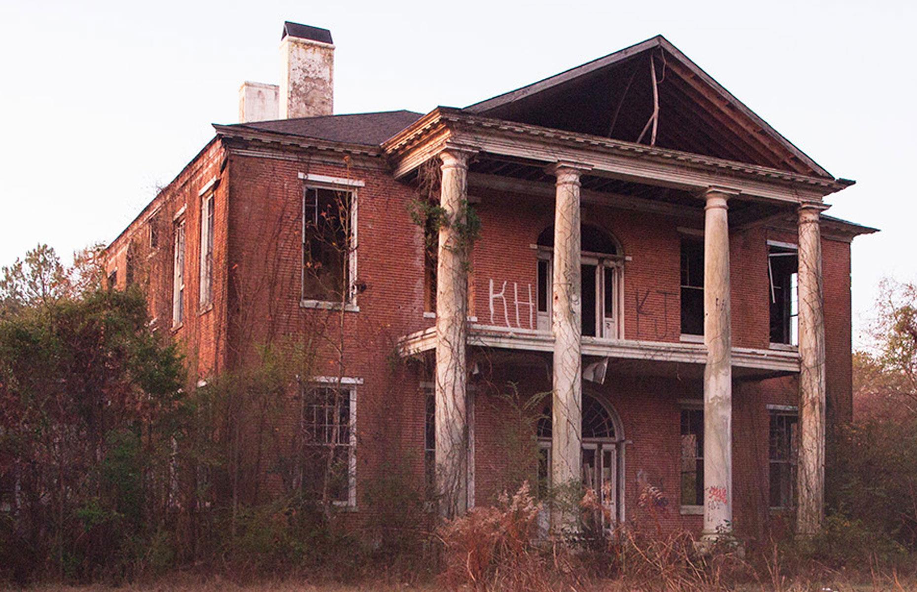 Why a grand American mansion was left to rot