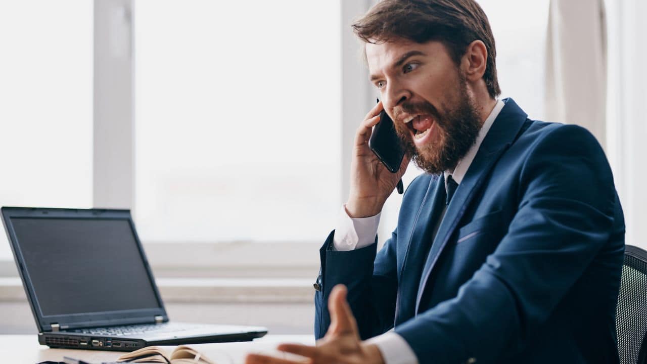 22 Red Flags That Reveal You're Working With a Rude and Selfish Person