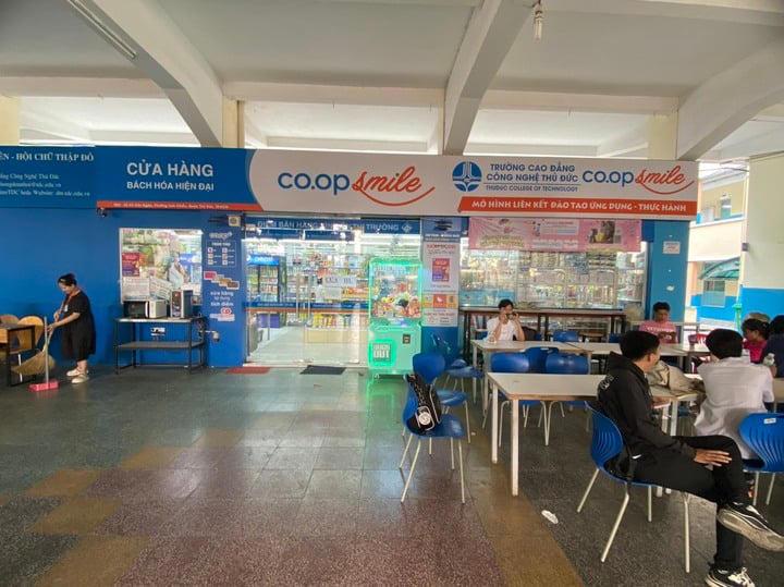 Cửa hàng bách hóa Co.opSmile kỷ niệm 8 năm thành lập