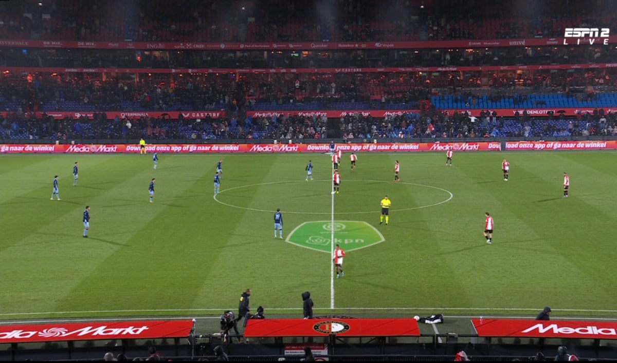 Feyenoord-fans reageren opmerkelijk na wissel van Heerenveen Feyenoord-fans reageren opmerkelijk na wissel van Heerenveen