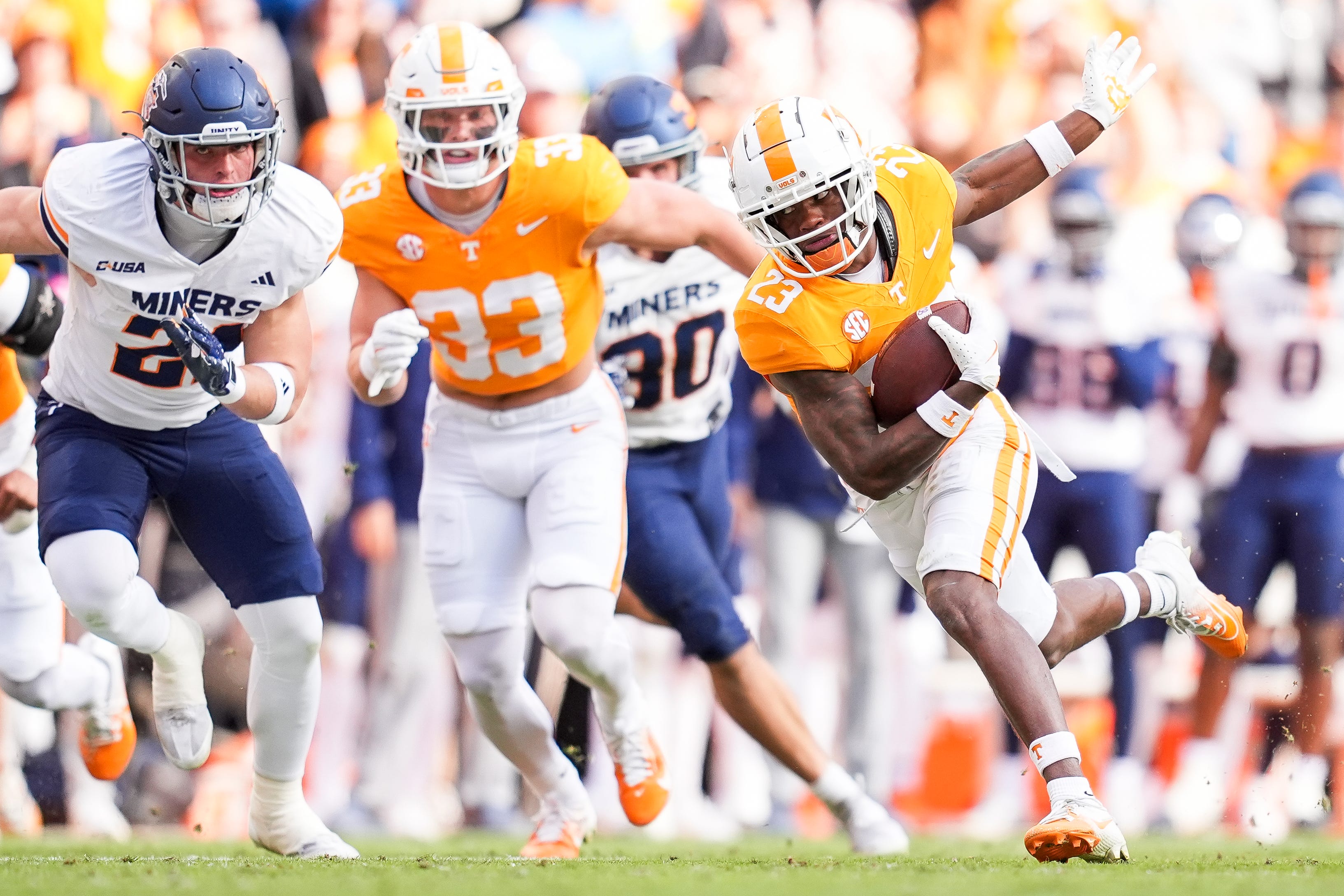Boo Carter moves to WR in Tennessee football spring practice, catches ...